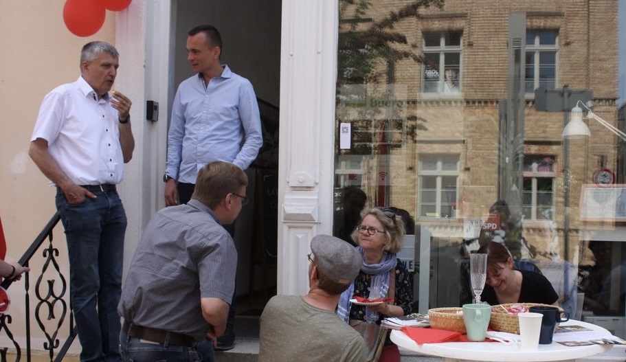 „Drei am Küchentisch“: Johannes Arlt und Daniel Priebe diskutieren mit ...