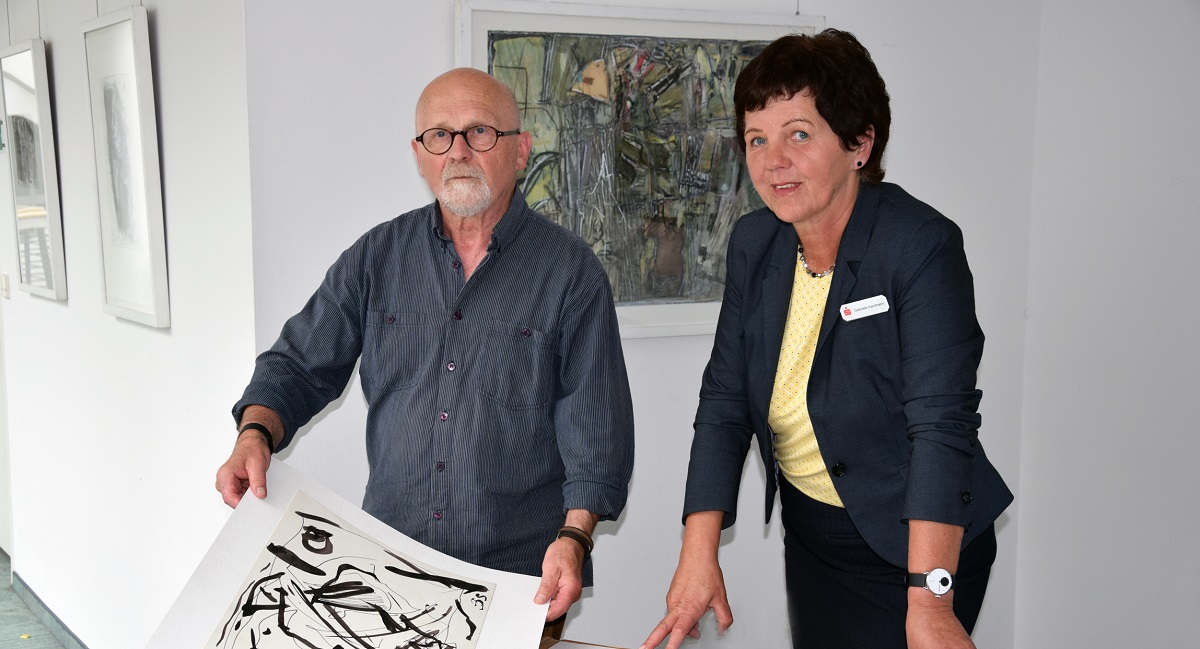 Bernhard Schrock stellt in der Galerie der Sparkasse Mecklenburg ...