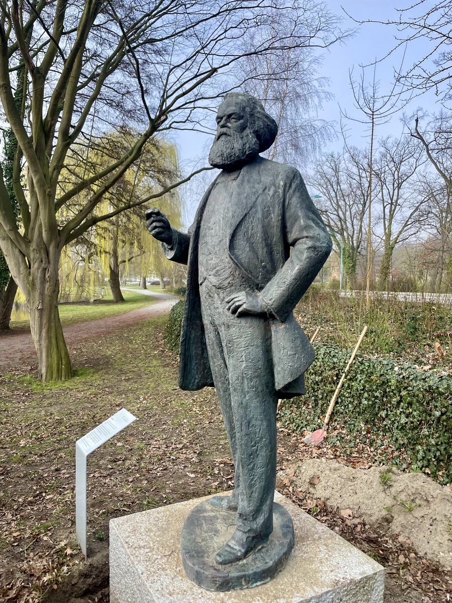 Rekonstruierte Karl-Marx-Statue steht wieder am angestammten Platz in ...