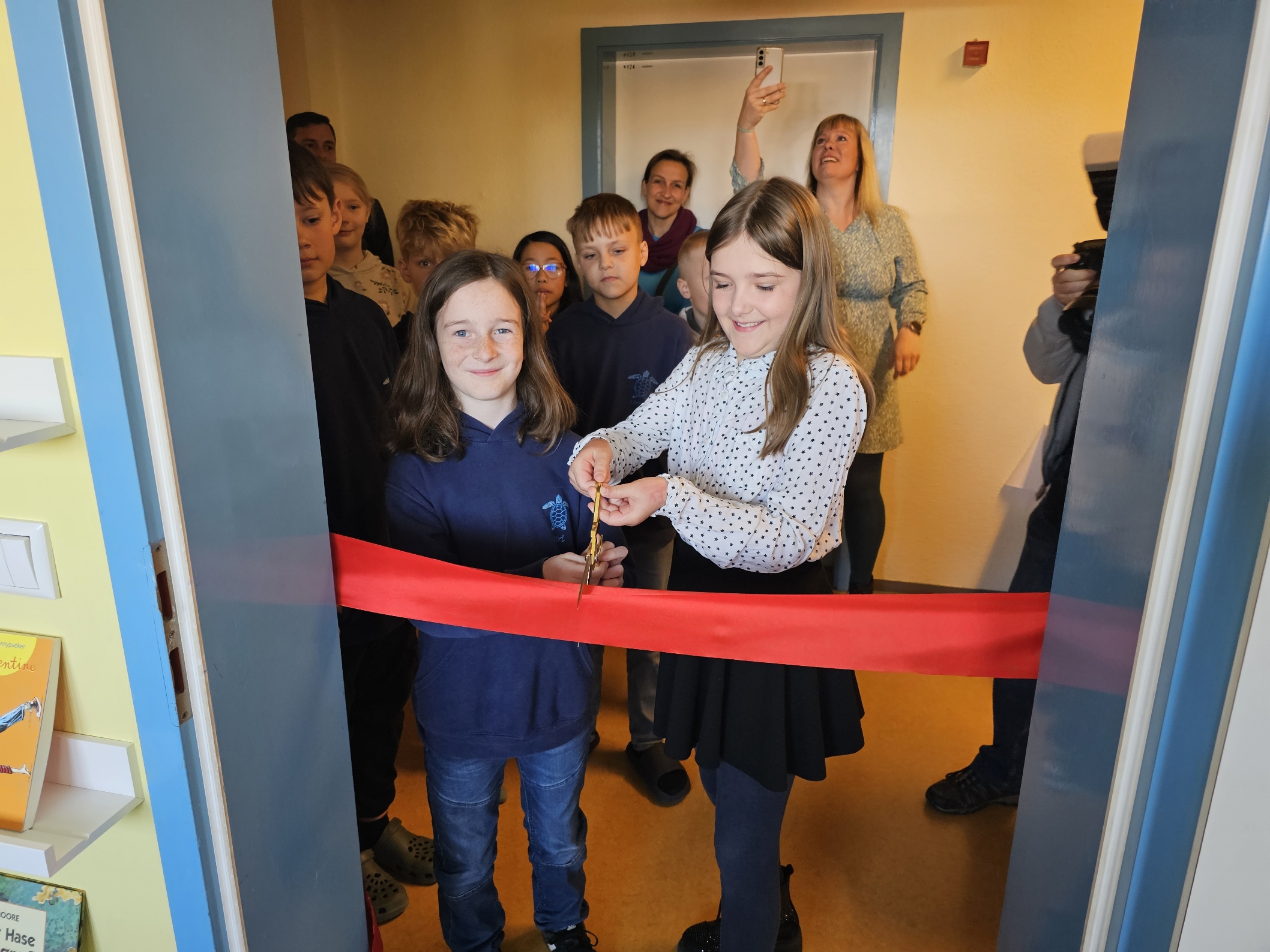 Lütte Leseratten und Bücherwürmer von der neuen Schulbibliothek der ...