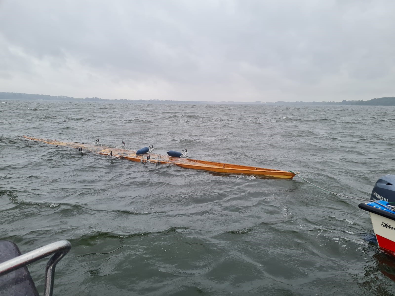 Ohne Westen unterwegs: Retter bergen fünf gekenterte Ruderer aus der ...