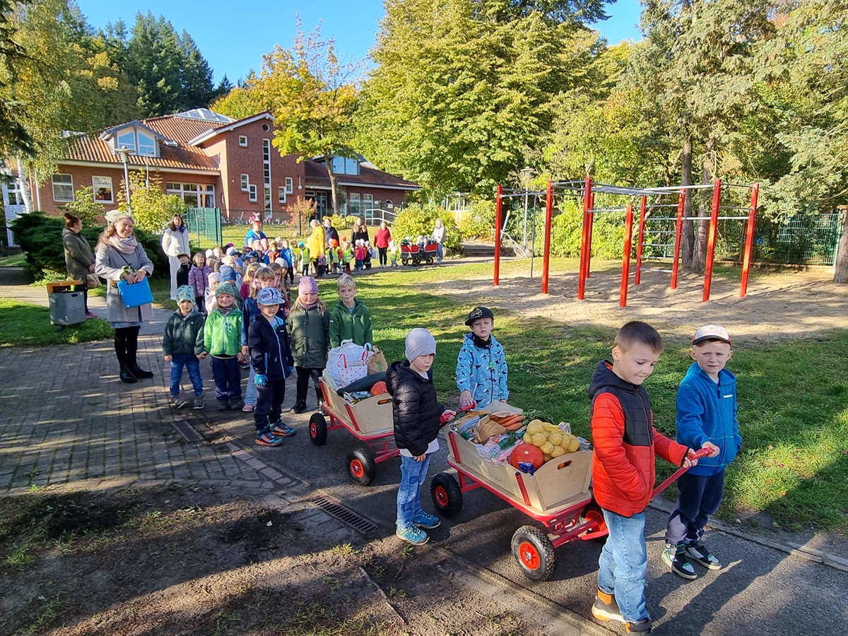 Kita-Kinder bringen ihre Erntedank-Gaben in Bollerwagen direkt zur ...