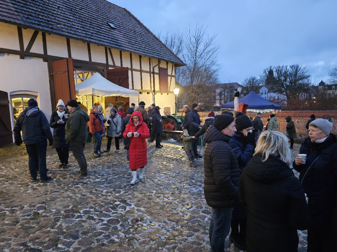 Hunderte Besucher beim „Neujahrsglühen“ in Wesenberg: Vereinschef dankt ...