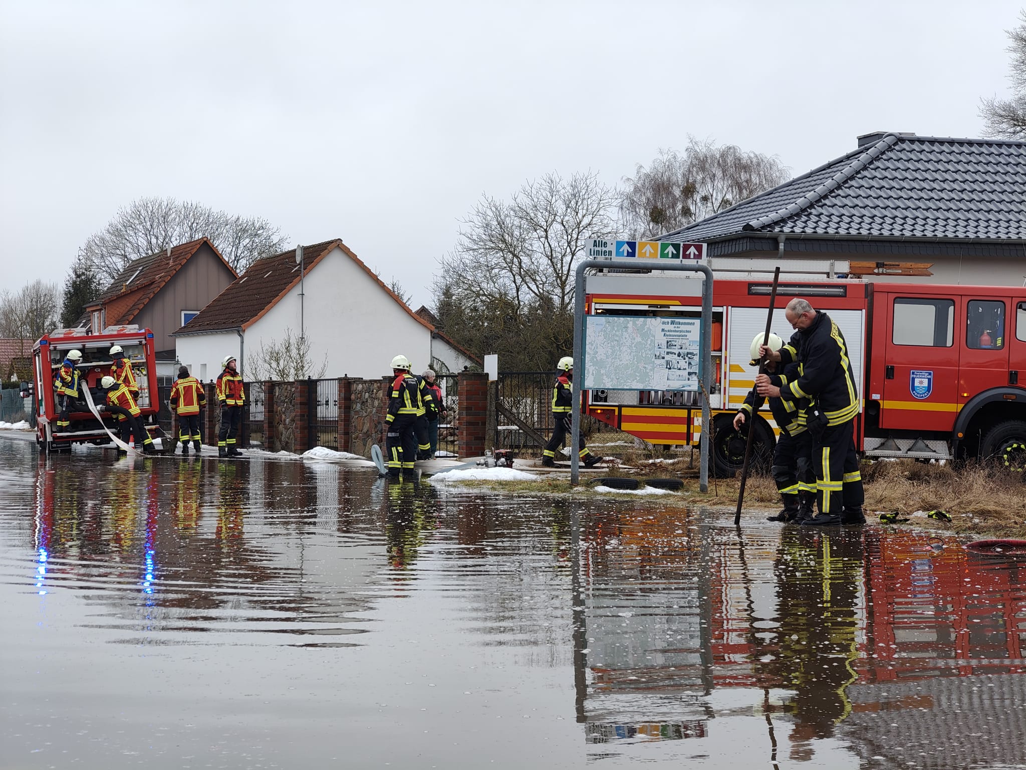 Pumpen, was das Zeug hält: Feuerwehren nach Überschwemmung in Strasen ...